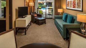 Suíte, 1 cama King, para não fumantes | Área de estar | TV de tela plana 43 polegadas com canais digitais, TV, filmes pagos