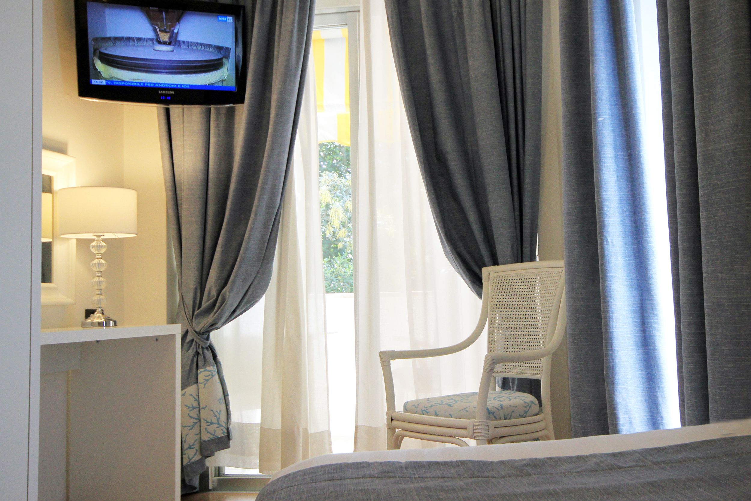 Frigobar, cofres nos quartos, escrivaninha, cortinas blackout