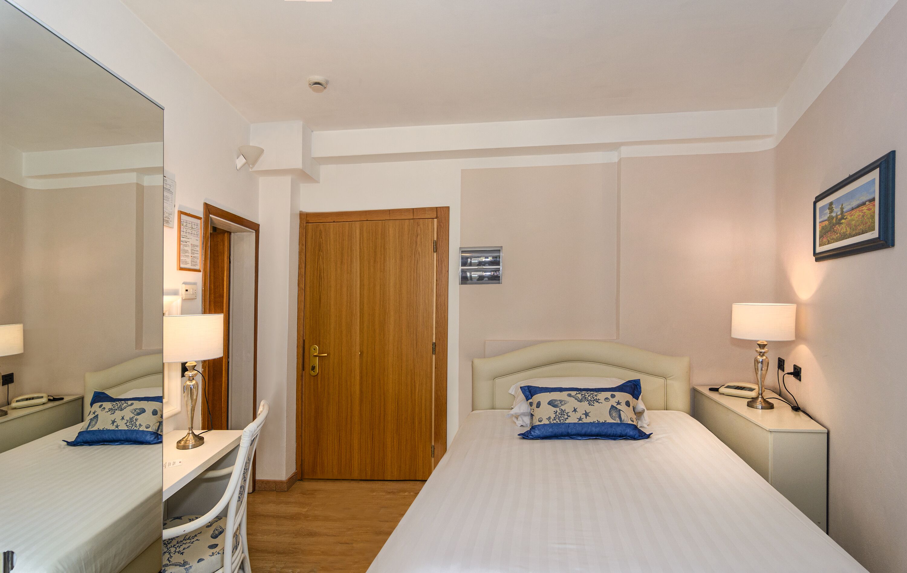 Quarto solteiro conforto, 1 cama de solteiro grande | Frigobar, cofres nos quartos, escrivaninha, cortinas blackout