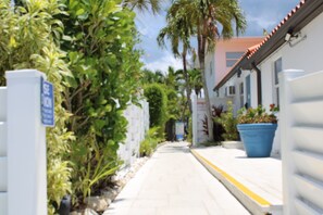 Perto da praia, areia branca, toalhas de praia 