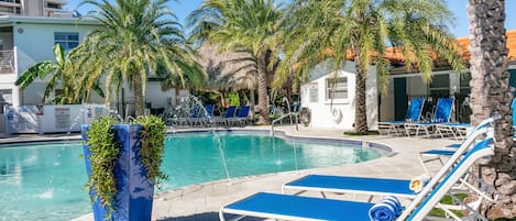 Piscina externa, funciona das 9h às 21h, espreguiçadeiras