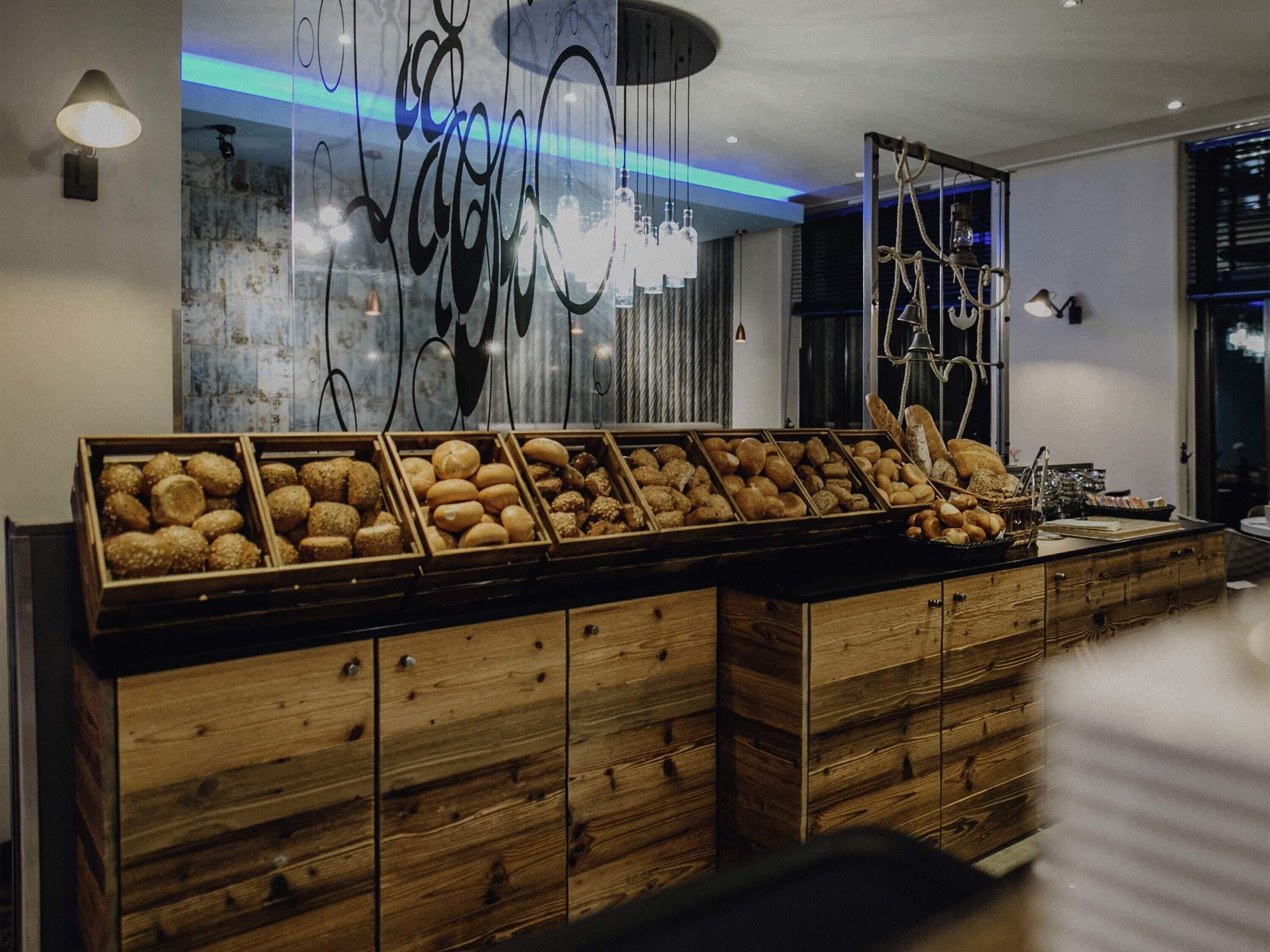 Café da manhã com buffet mediante uma taxa durante a semana