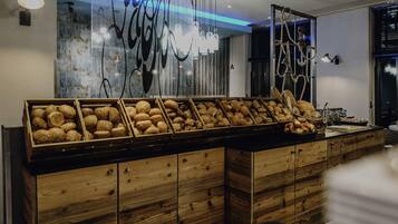 Café da manhã com buffet mediante uma taxa durante a semana
