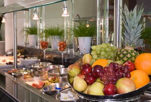 Pequeno-almoço tipo buffet diário mediante uma taxa 