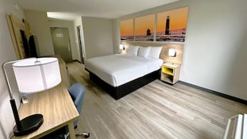 Quarto, 1 cama King, para não fumantes | Camas com colchões pillow-top, cofres nos quartos, escrivaninha