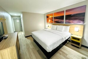 Quarto, 1 cama king-size, acessível, não fumadores (Mobility Room, Bathtub W/ Grab Bars) | Camas de colchão pillowtop, cofre no quarto, secretária 