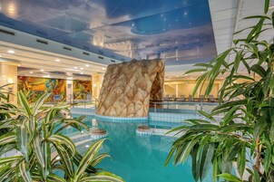 3 piscinas internas, piscina externa sazonal, guarda-sóis