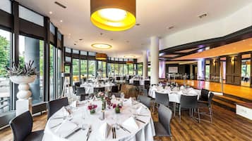 2 restaurantes: servem pequenos-almoços, almoços e jantares