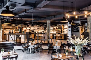 Pequeno-almoço tipo buffet diário (21 EUR por pessoa) 