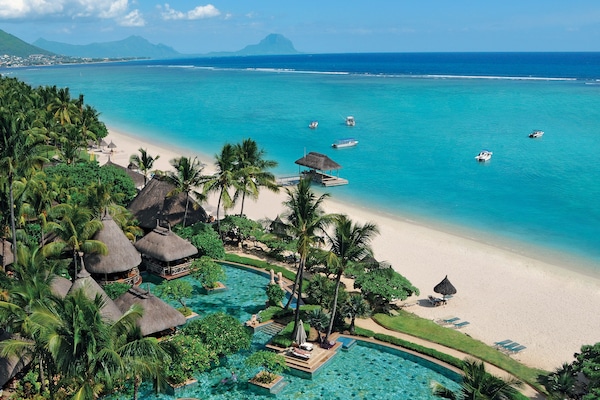 Piscina externa, guarda-sóis, espreguiçadeiras