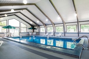 Piscina interior, espreguiçadeiras 