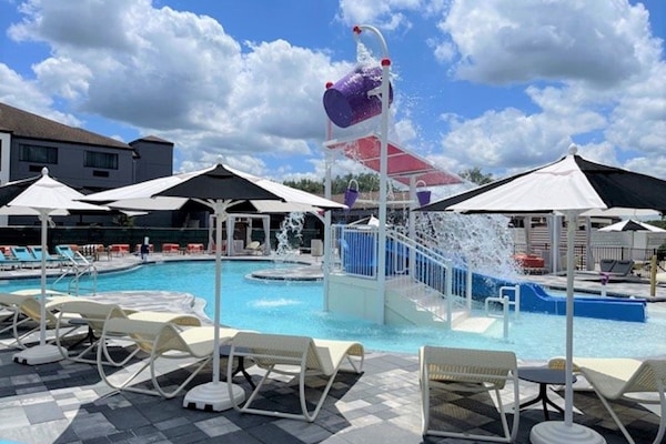 2 piscinas externas, funciona das 6h às 23h, barracas, guarda-sóis