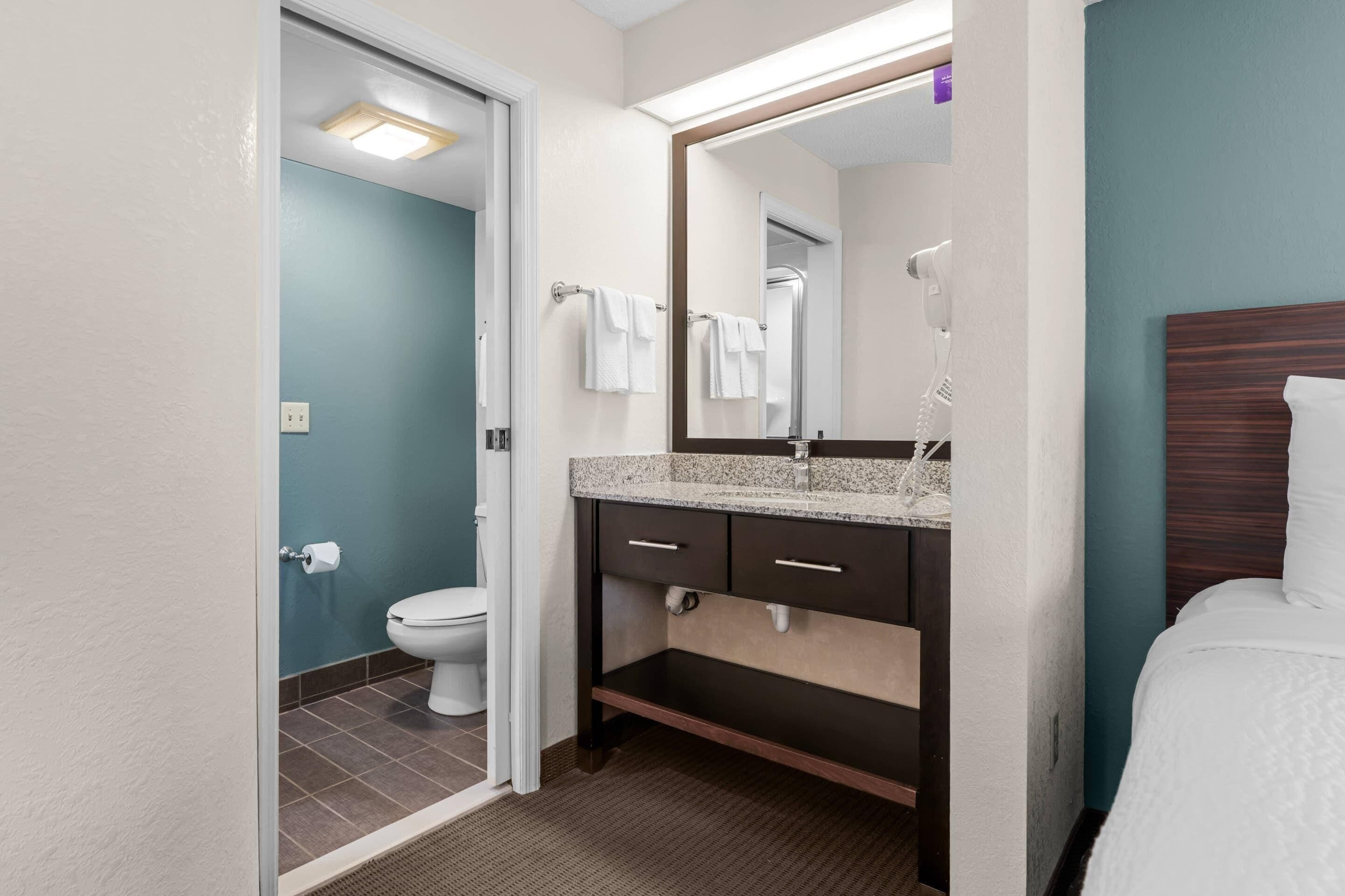 Quarto Duplo Standard, não fumadores | Casa de banho | Um polibã, artigos de higiene ecológicos, um secador de cabelo 
