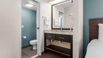 Quarto Duplo Standard, não fumadores | Casa de banho | Um polibã, artigos de higiene ecológicos, um secador de cabelo