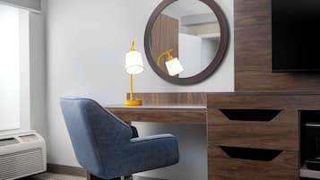 Roupas de cama premium, escrivaninha, cortinas blackout