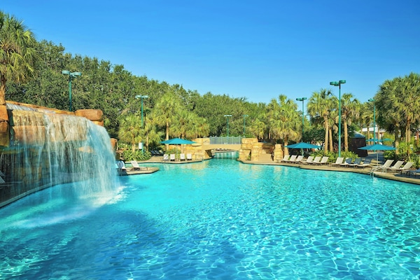 Piscina externa, funciona das 6h às 23h, barracas, guarda-sóis