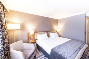 Quarto Premium, 1 cama de casal e sofá-cama | Secretária, secretária adequada para computadores portáteis 