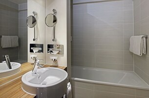 Chuveiro, secador de cabelo, toalhas de banho 