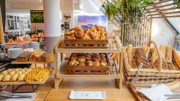 Pequenos-almoços, almoços, jantares servidos, com vista para o jardim