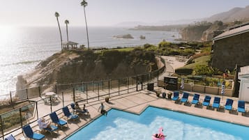 Piscina exterior, espreguiçadeiras