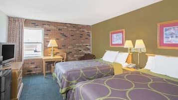 Quarto de hotel com duas camas, uma escrivaninha, uma cadeira, uma televisão e uma janela com cortinas.