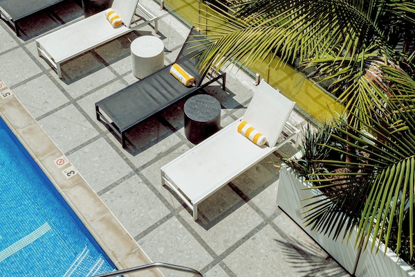 Piscina exterior, da(s) 9:00 à(s) 22:00, espreguiçadeiras