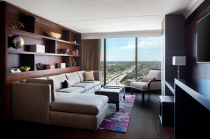 Cofres nos quartos, escrivaninha, cortinas blackout