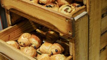 Pequeno-almoço tipo buffet diário (16.95 GBP por pessoa)