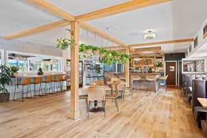 Pequeno-almoço preparado no momento diário mediante uma taxa 