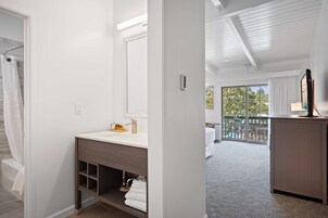 Artigos de higiene pessoal grátis, um secador de cabelo, roupões 