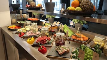 Café da manhã com buffet grátis todos os dias