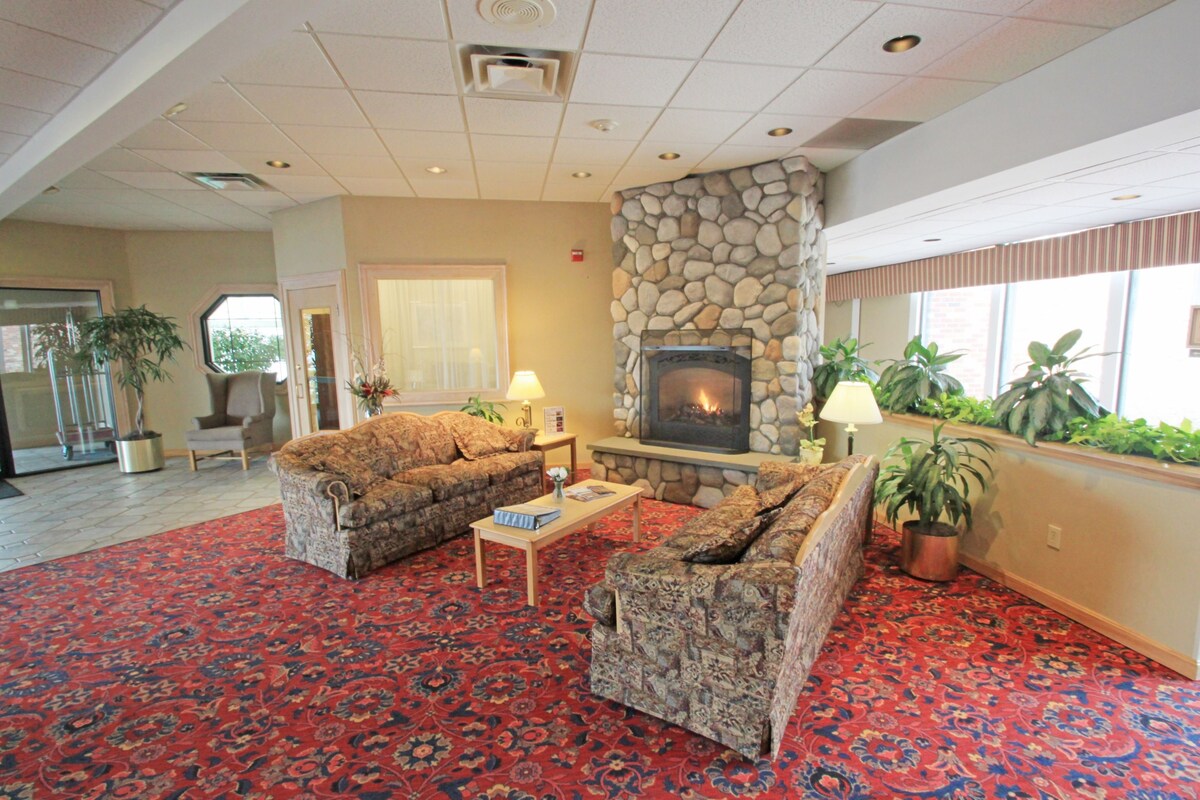 Fireside Inn & Suites Reviews, Deals & Photos 2023 - Expedia