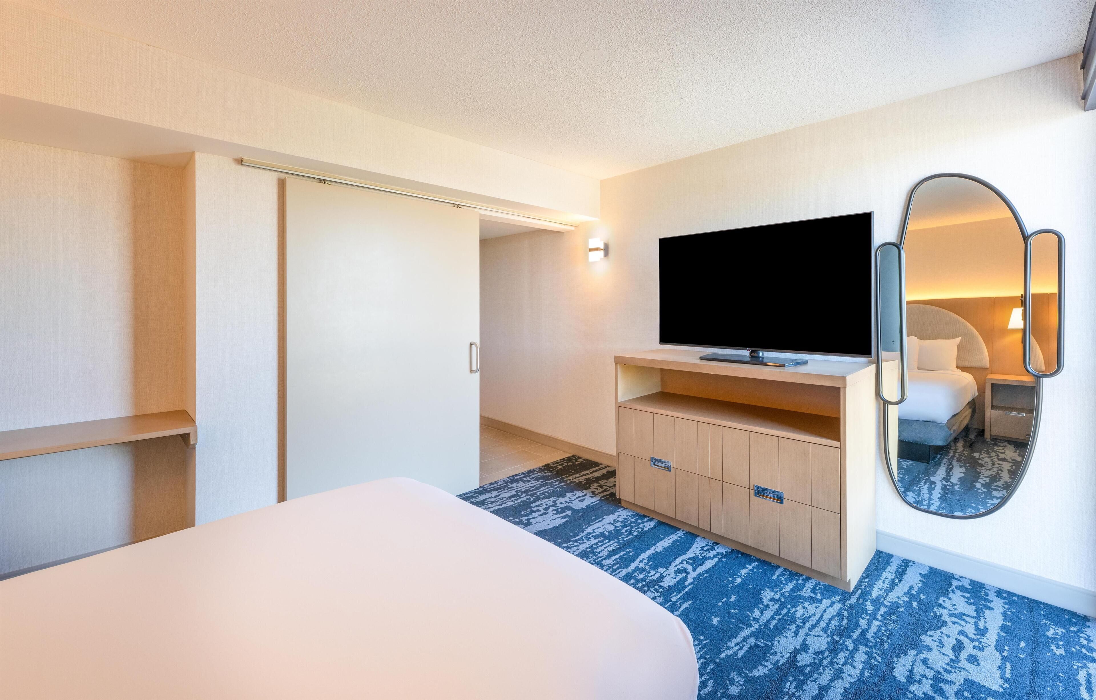 Suite, 1 cama de casal, acessível, não fumadores (Mobility & Hearing, Roll-in Shower) | 1 quarto, cofre no quarto, secretária, cortinas/cortinados opacos 