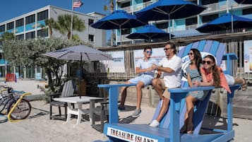 Na praia, praia de areia branca, toalhas de praia, bares na praia