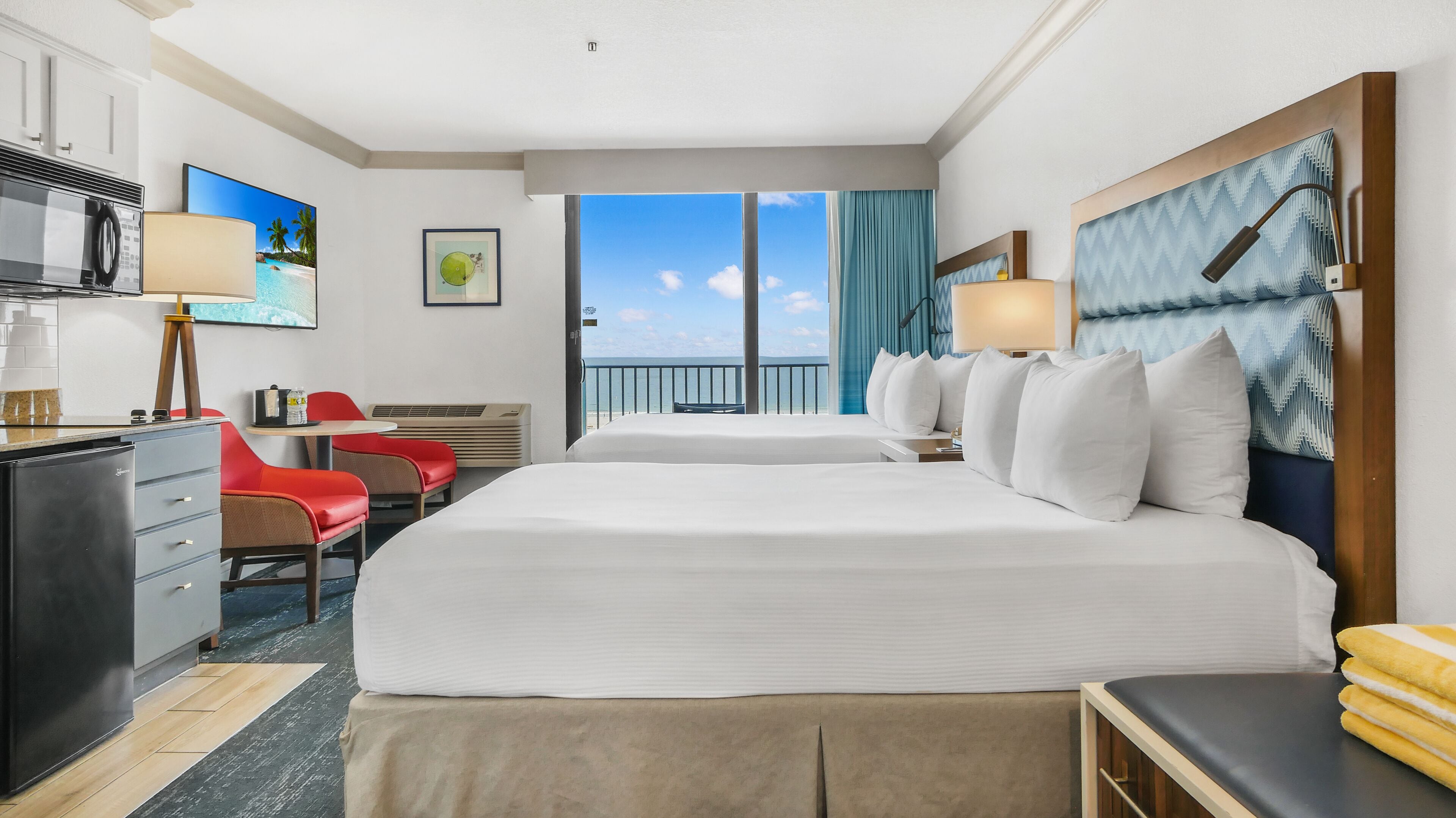 Estúdio, 2 camas queen-size, kitchenette, vista para a praia (Gulf Front) | Cofre com capacidade para portátil, cortinas/cortinados opacos 