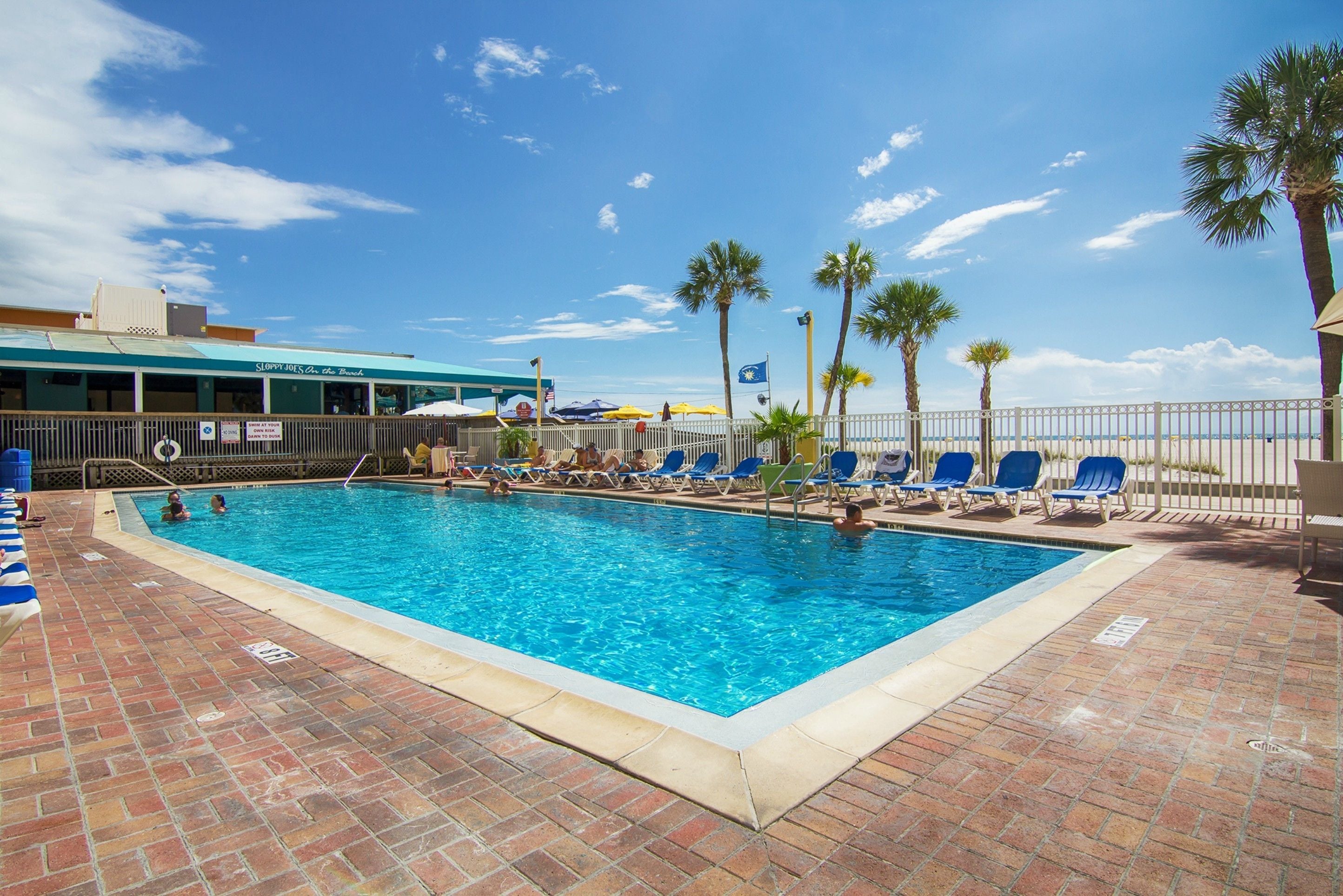 2 piscinas exteriores, guarda-sóis, espreguiçadeiras 