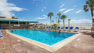 2 piscinas exteriores, guarda-sóis, espreguiçadeiras