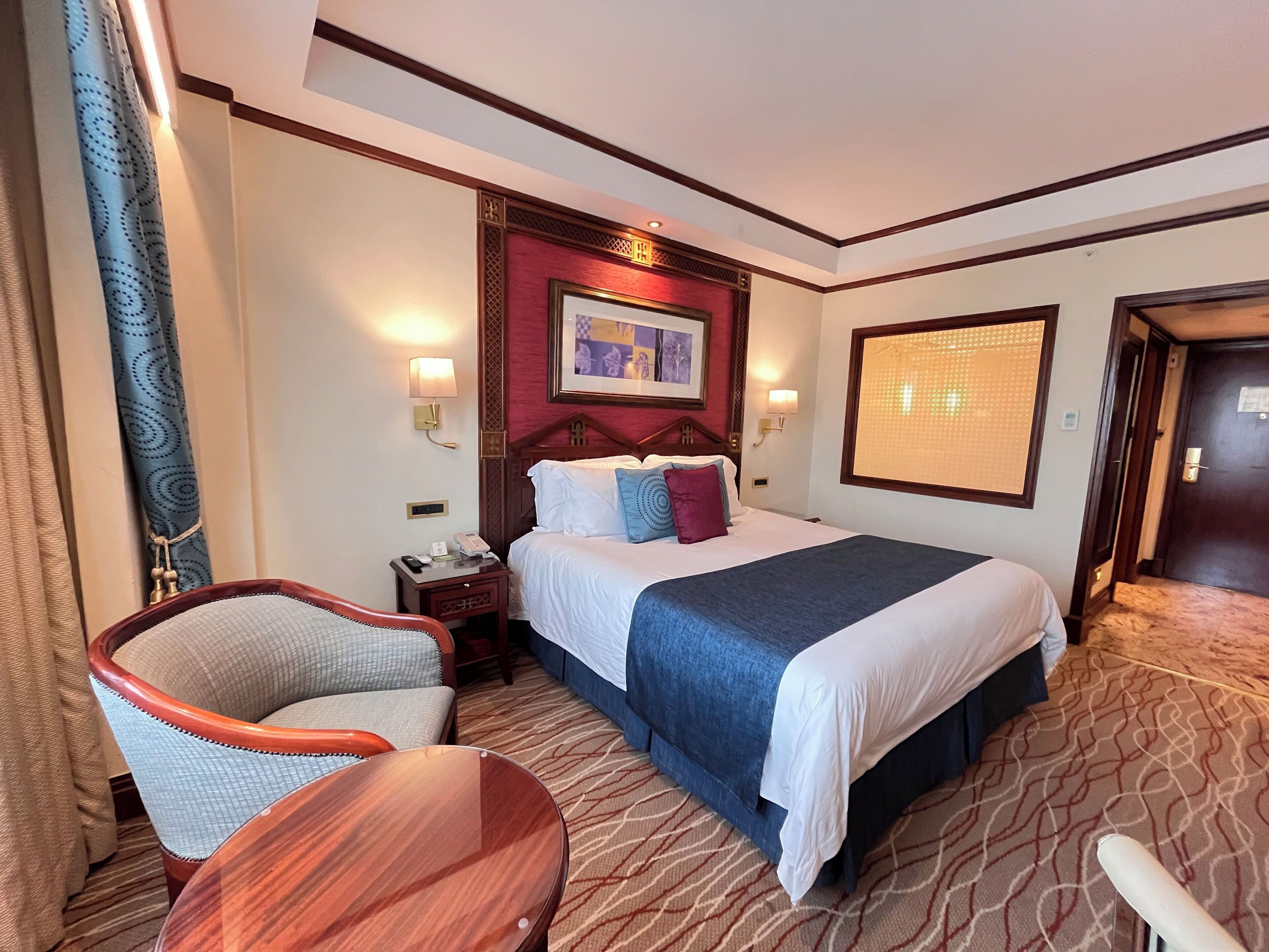 Quarto premium | Frigobar, cofres nos quartos, individualmente mobiliados, escrivaninha