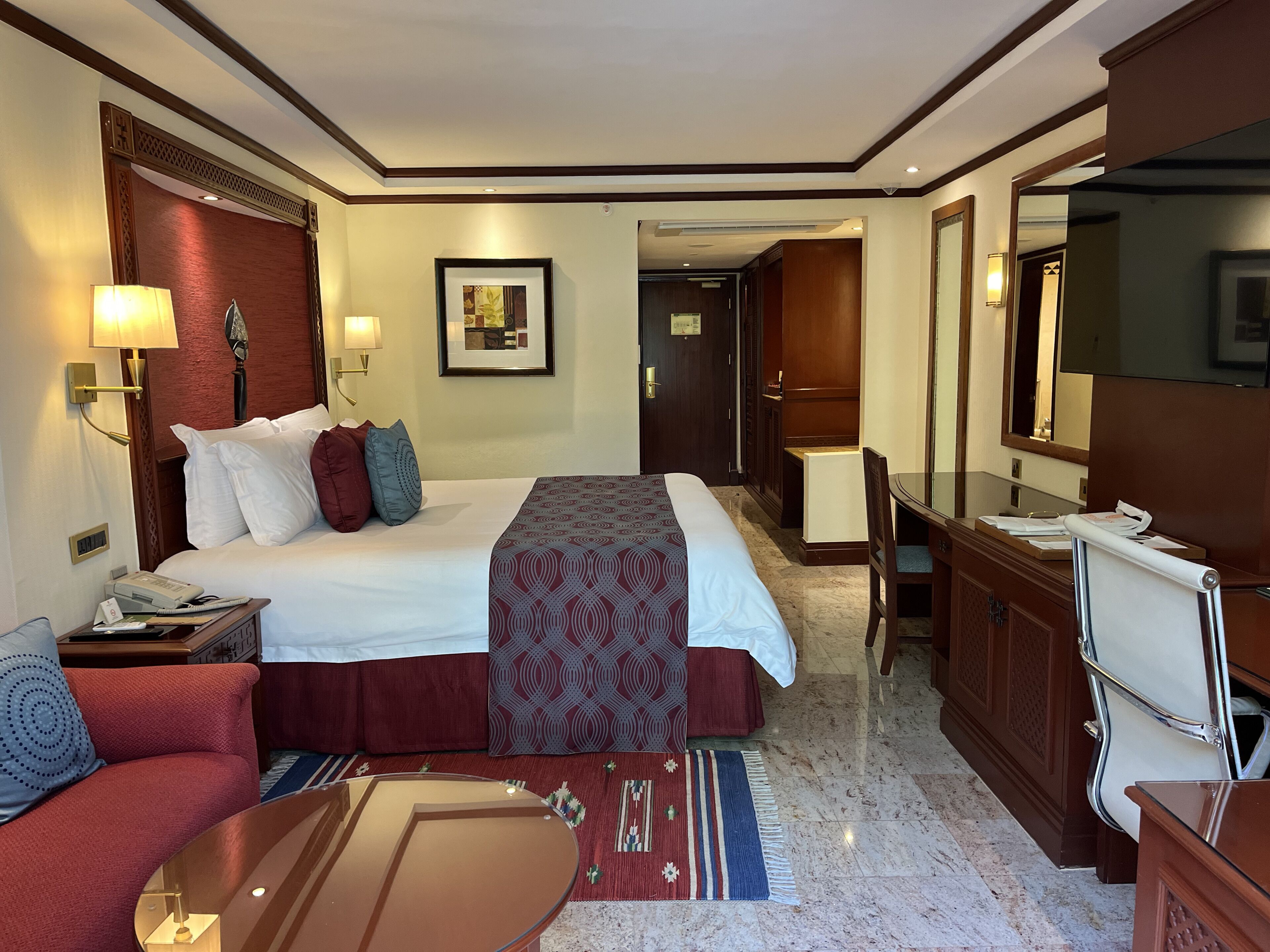 Quarto superior, sacada | Frigobar, cofres nos quartos, individualmente mobiliados, escrivaninha