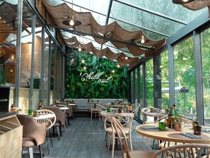 Pequenos-almoços servidos, cozinha francesa, com vista para o jardim 