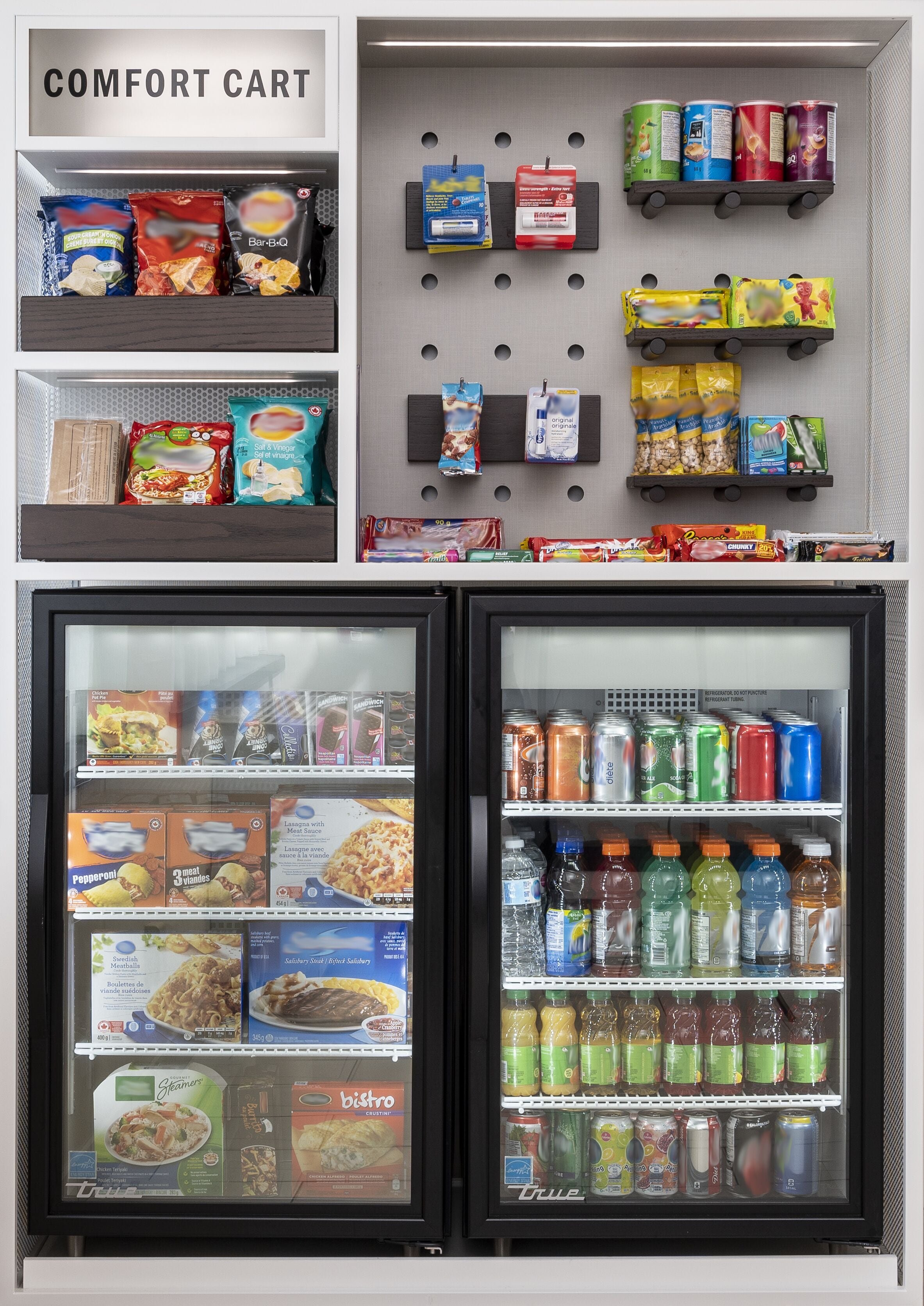Carrinho de conveniência com lanches, bebidas e uma seção refrigerada com alimentos e outras bebidas.