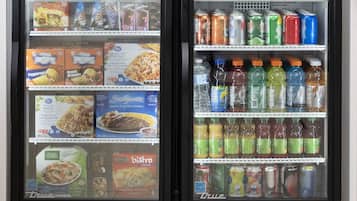 Carrinho de conveniência com lanches, bebidas e uma seção refrigerada com alimentos e outras bebidas.