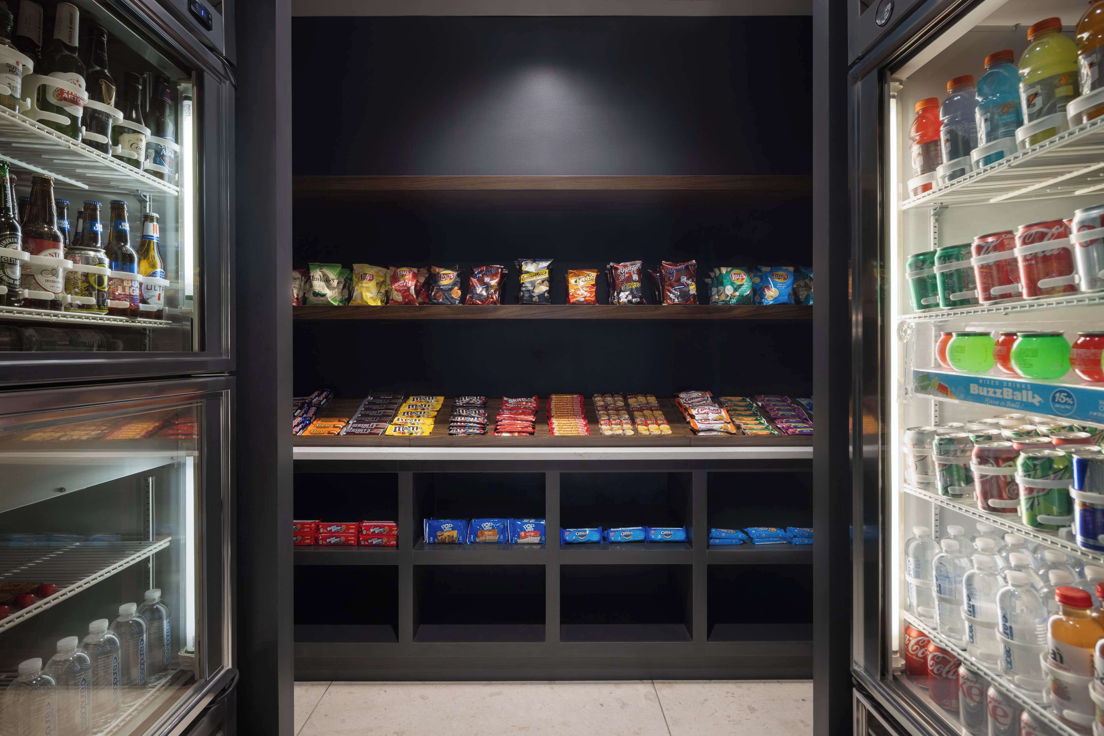 Vitrine refrigerada com diversas bebidas e lanches.