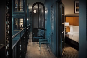 Two Room Suite, 1 King Bed with Sofa Bed, Balcony Interior View | Roupa de alta qualidade, cofre no quarto, cortinas/cortinados opacos