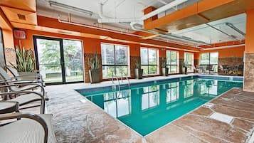 Piscina interna, funciona das 10h às 22h, espreguiçadeiras