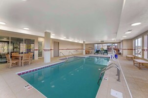 Piscina interior, da(s) 10:00 à(s) 21:00, espreguiçadeiras 