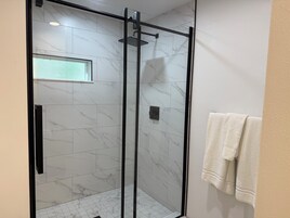 Suite | Casa de banho | Artigos de higiene pessoal grátis, um secador de cabelo 