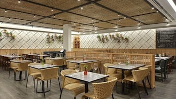 Pequeno-almoço tipo buffet nos dias úteis (56 BRL por pessoa)