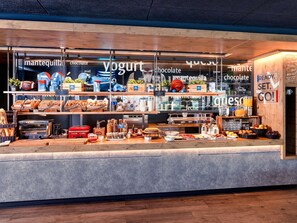Pequeno-almoço tipo buffet diário mediante uma taxa 