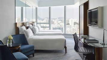 Quarto família (Family Deluxe Triple) | Roupas de cama antialérgicas, cofres nos quartos, escrivaninha